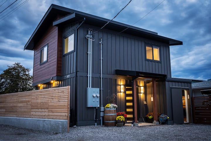 Walk To Hospital! 2 Bdrm/ 3 Bath - Penticton