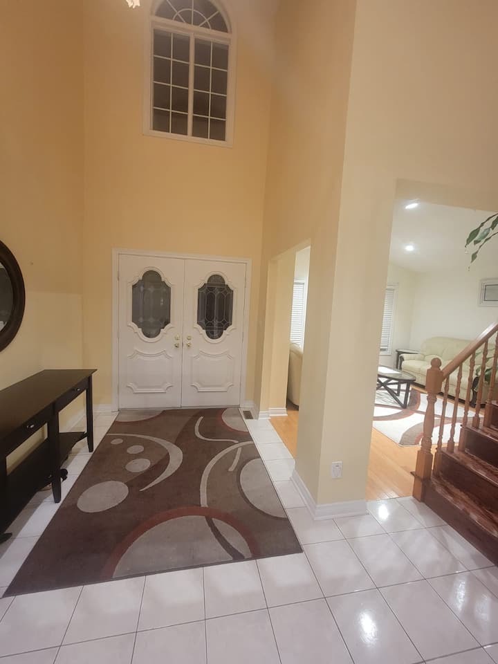 Beautiful Main Floor Grapeview - St. Catharines