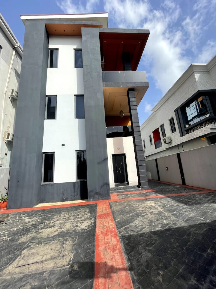 Luxury 4-bed Ikeja Gra House, Near Intl’ Airport - Lagos