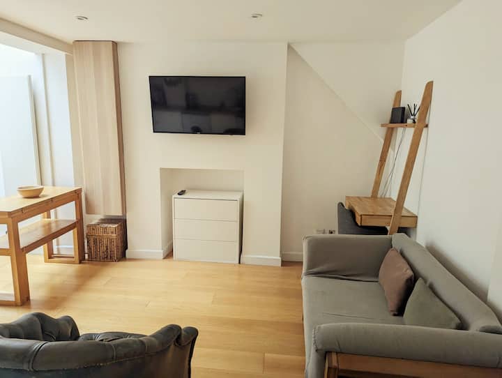 Modern 1 Bedroom Basement Flat - Hove