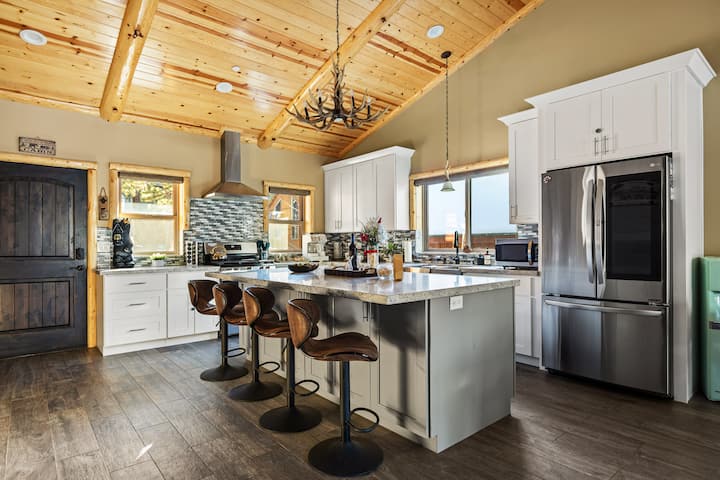 High Altitude Winter Retreat W Game Room & Hot Tub - Big Bear Lake, CA