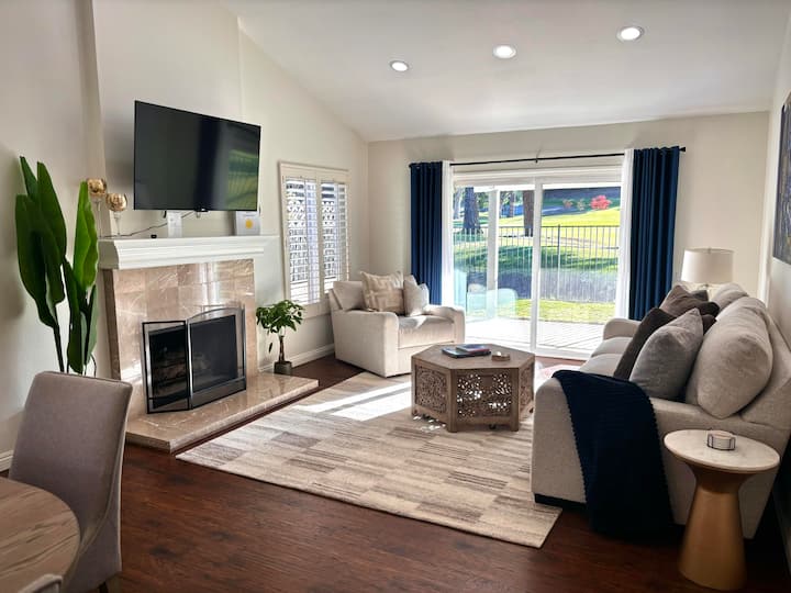 Golf Course & Mountain View Family Friendly 3 Bdrm - 사우전드오크스