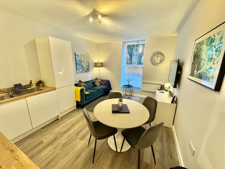 Two Bedroom Apartment - Free Parking - Sleeps 6 - Bournemouth