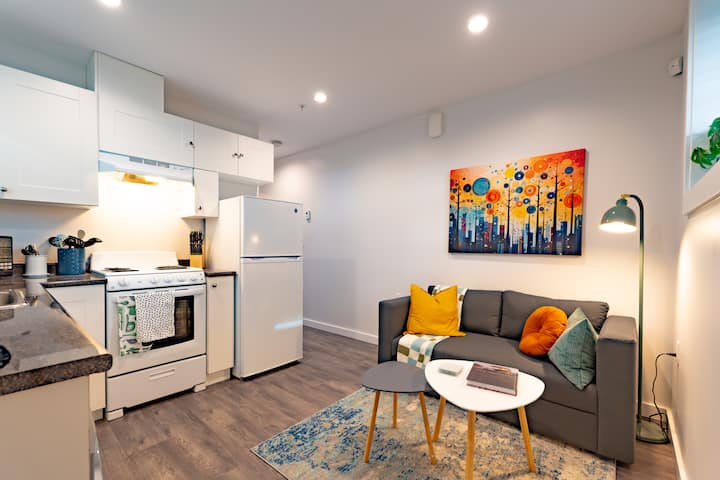 Vancouver's Sunset Suite - Your Private Getaway - Vancouver