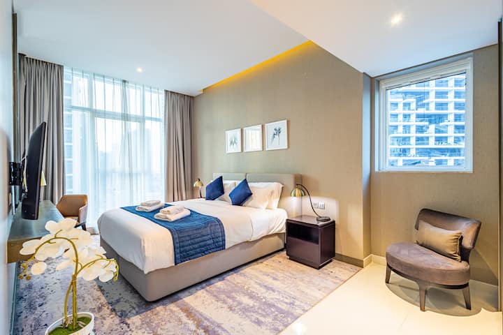 Spacious Studio With Pool | Canal & Burj Views - Dubái