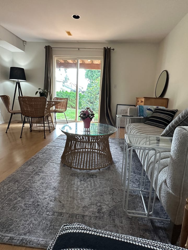Spacious Garden Level Suite - Coquitlam