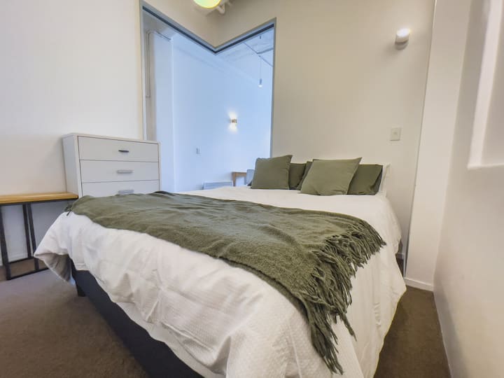 Queen Street High Stud - One Bedroom Apartment - Auckland
