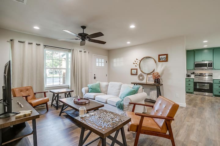 Chic 3br - Downtown Retreat - Granbury Square - Granbury, TX