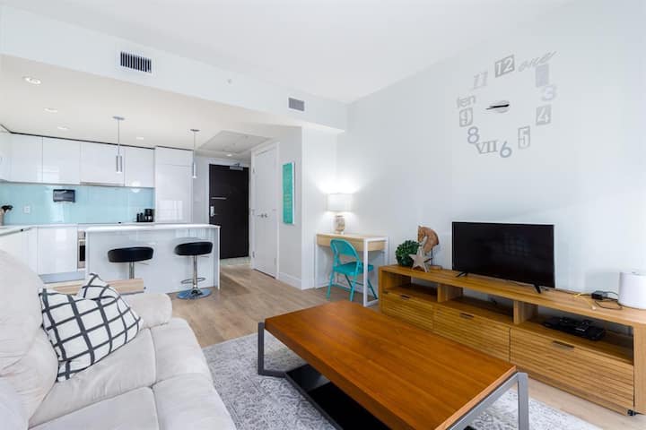 Dt Skyline Views | Ug Parking | Mins To Saddledome - Calgary