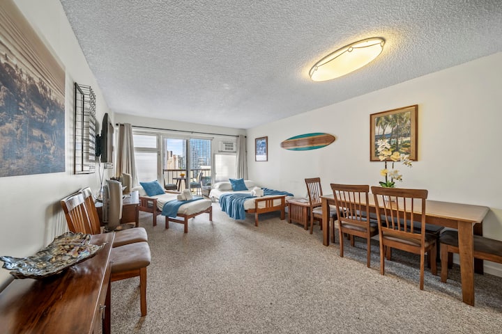 2b2b Spacious Apartment Central Waikiki Parking - Honolulu, HI