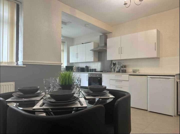Warrington: Charming 2-bedroom - Sleeps 5 - Warrington
