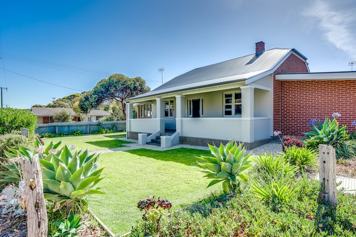 Bungalow On Hutton: Coastal Charm In Port Elliot - Goolwa
