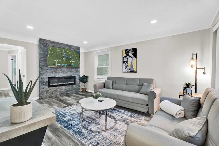 Modern & Cozy 4-bedroom Bungalow In Royal Oak - Royal Oak, MI