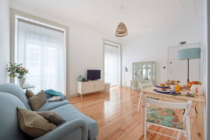 Sunny Apartment With Balcony! - Lisszabon