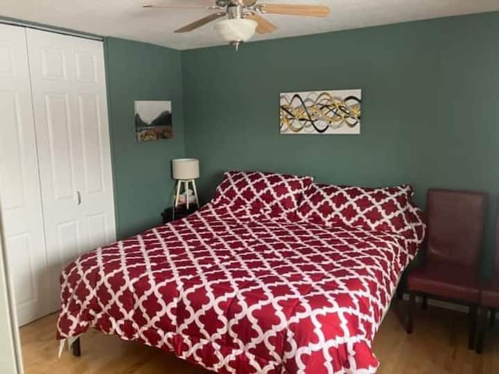 King Bedroom With Half Bathroom - Drumheller