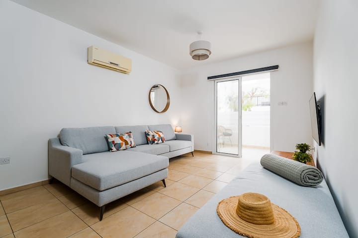 Stylish & Bright Gem ~ Walk To Beach, Patio, Pools - Паралимни