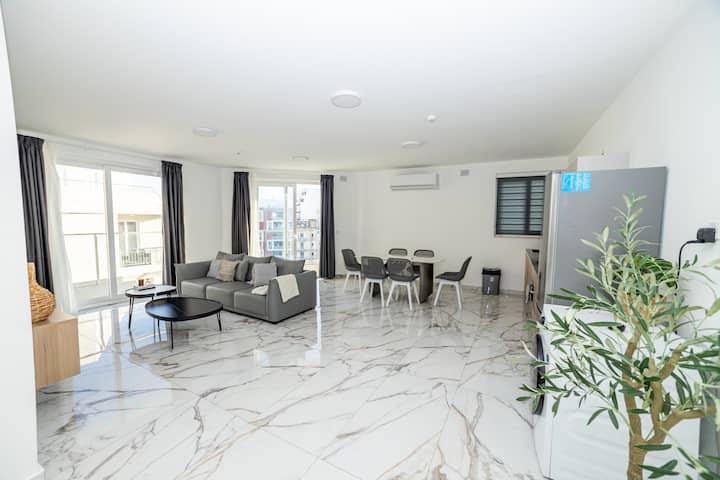 Stylish 2-bed Corner Apartment - By Hostmt - Malta