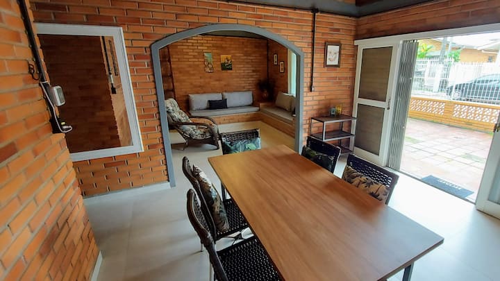 Charmoso Chalé A 300 M Da Praia - Itapema