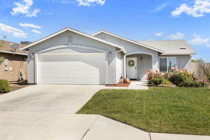 The Poppy House 4bd Near Nas - Lemoore, CA