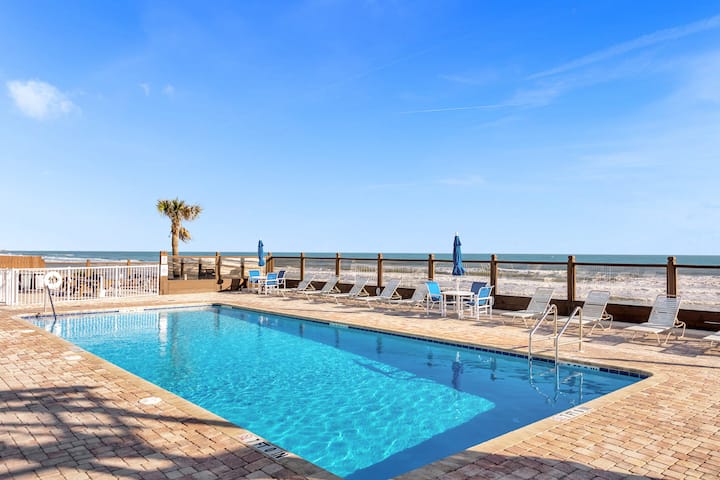 Cozy Ocean Front Getaway ~ Sleeps 2 ~ Pools Open! - Daytona Beach, FL