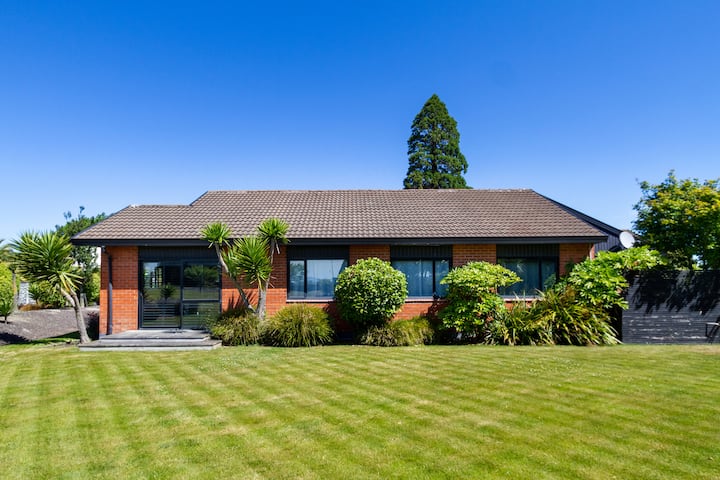 Families And Groups Chch Airport Spa Pool - Christchurch