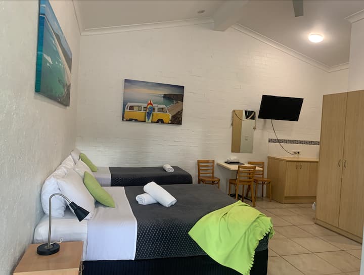 Dog-friendly Queen & 2 Singles - Ocean Shores