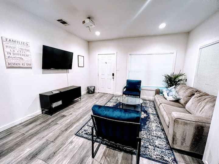 Cozy Uptown Stay With Yard - Dallas, TX