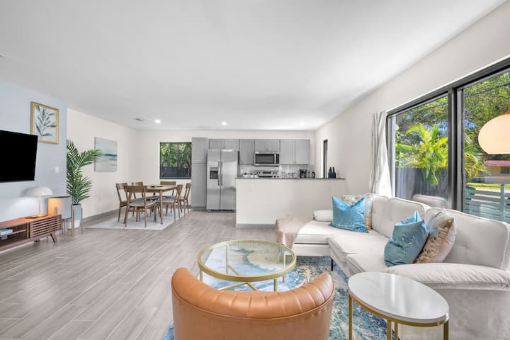 3br/2ba| Artarian Villa| Gated Driveway & Backyard - Miami, FL