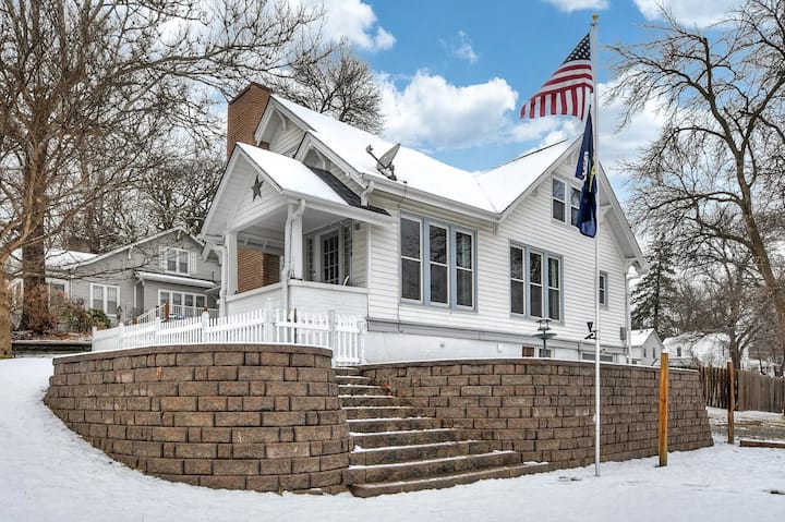 Charming & Entertaining Home! - Glenwood, IA