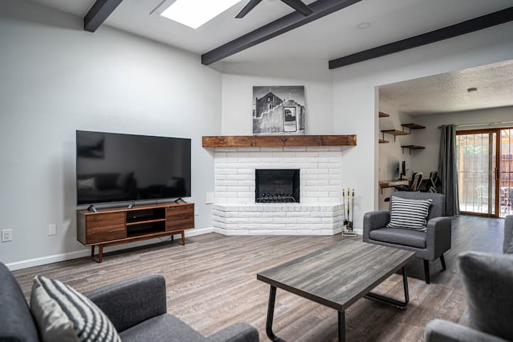 Downtown Modern Oasis W/ Garage, Office, & Dog Run - Albuquerque, NM