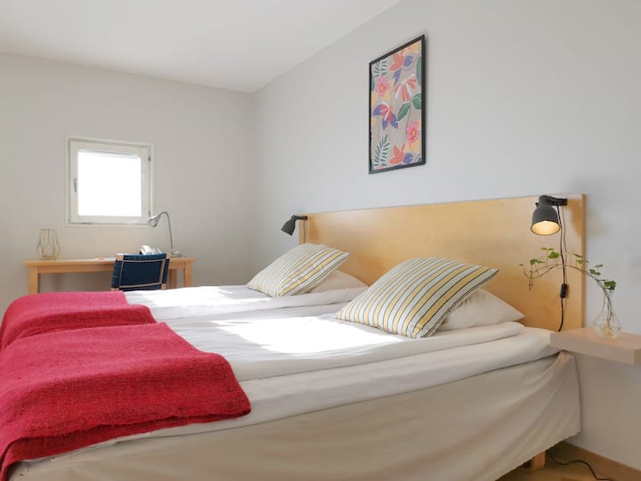 Spacious Studio Apartment In Solna - Stockholm