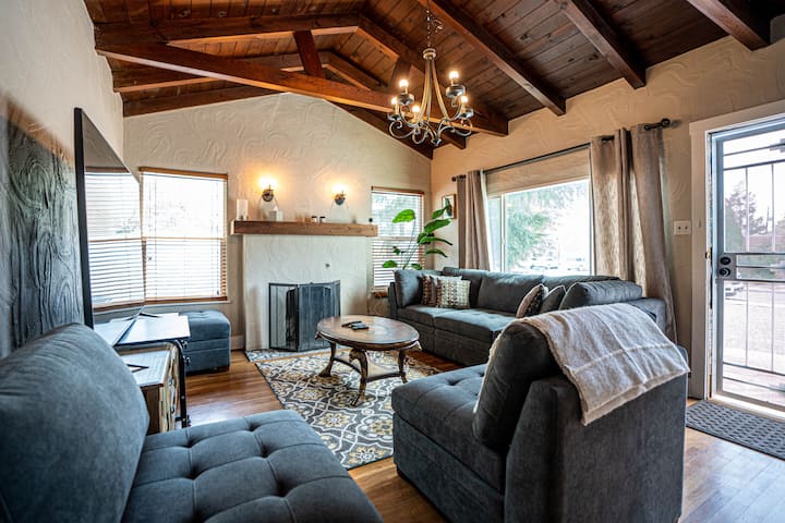 Walkable Nob Hill Duplex, Courtyard, Long Stays - Albuquerque, NM