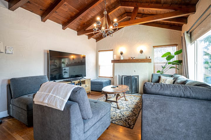 Cozy Retreat - Vaulted Ceiling & Private Courtyard - Albuquerque, NM