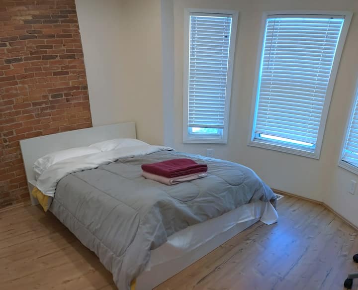 Bedroom With Private Bathroom A1 - Somerville, MA