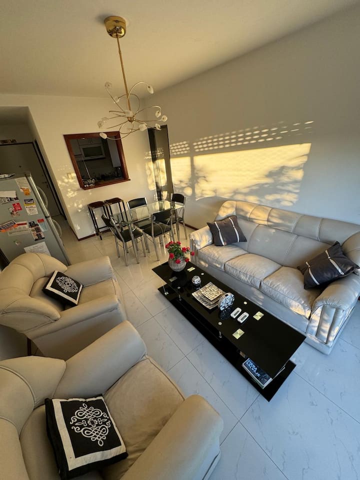 Amplio Y Luminoso - ¡Con Balcón Sobre La Plaza! - Buenos Aires