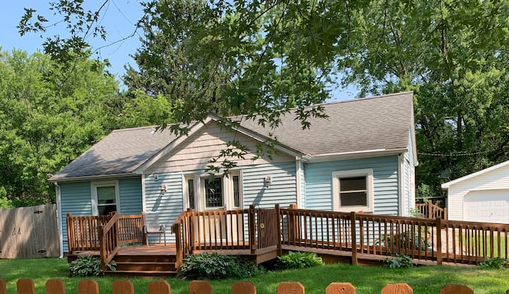 Beautiful 4+ Bedroom, 2 Bath By Park. Sleeps 10 - Midland, MI