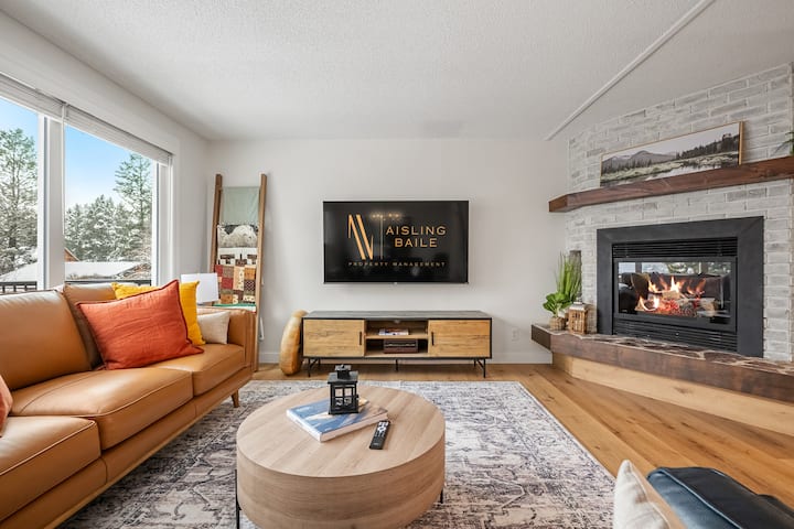Alpenglow Bungalow | Hot Tub | Games Room | Pets - Invermere