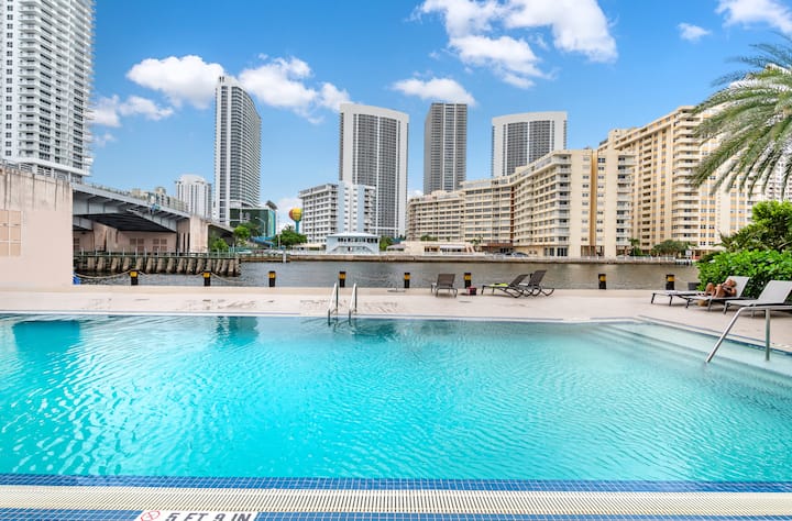 Luxury Suite On Beachwalk With Pool Gym & Beach - Hallandale, FL