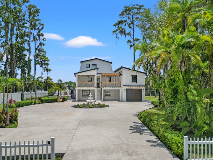 Luxury Lakefront Retreat In Fl! - Land O' Lakes, FL