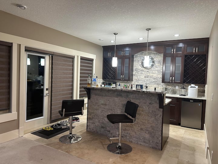 Premium Suite Near Intl Airport - Airdrie