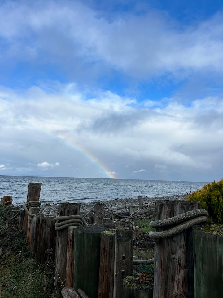 Bright Top Floor 1 Bdrm Suite - Comox