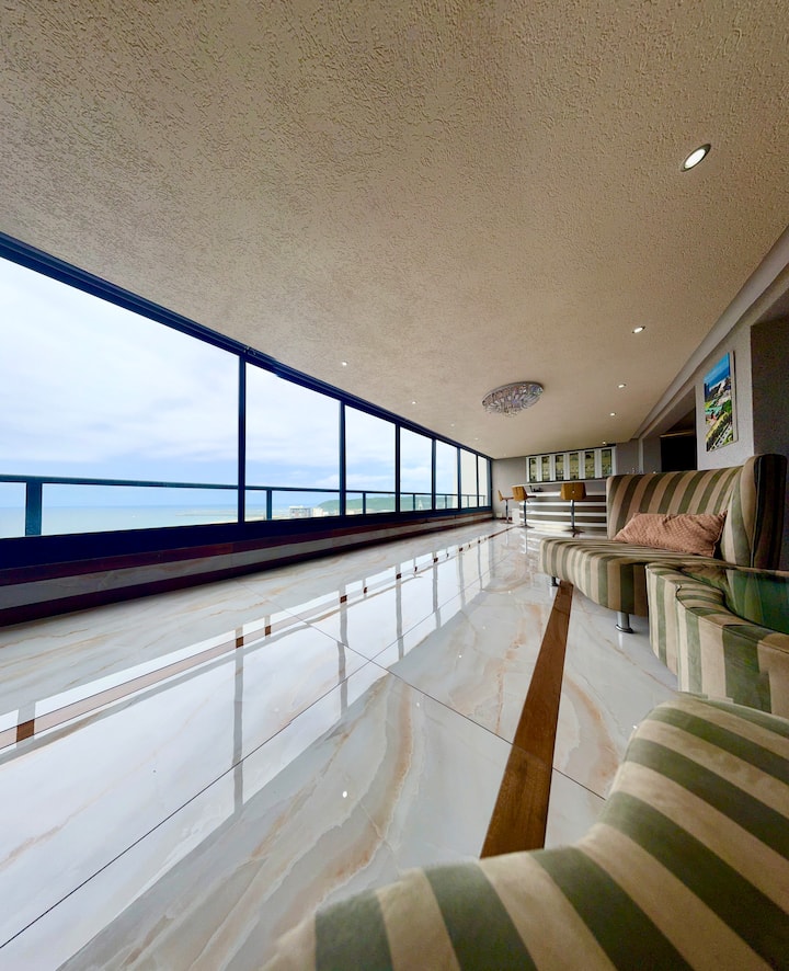 Grand 6 Sleeper Overlooking The Ocean - Durban