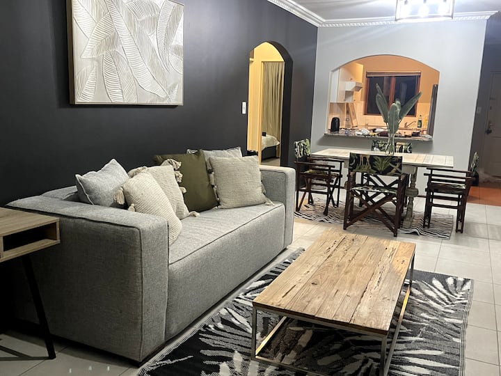 Tree Top Balcony| King Bed |1 Km To Mandela Sq | - Alexandra, South Africa