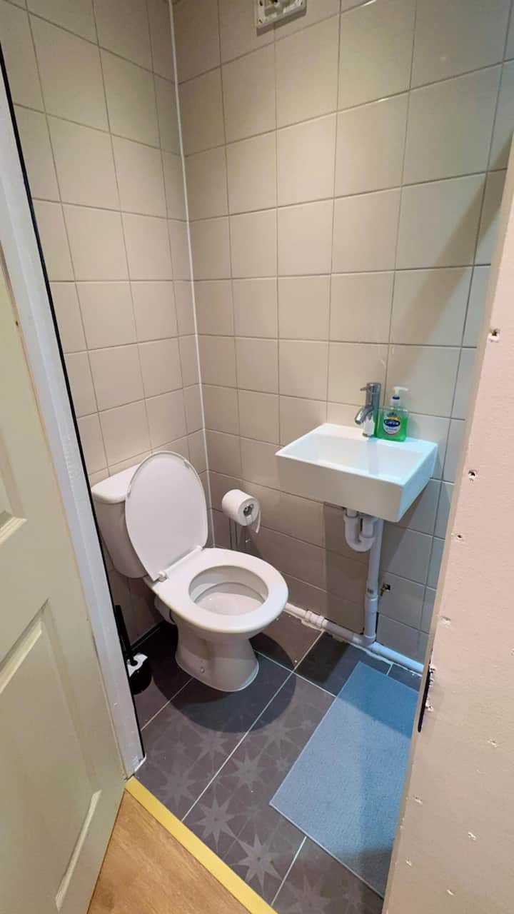 “Modern Comfort | 2 Smart Tvs + Large Garden” - Brentwood