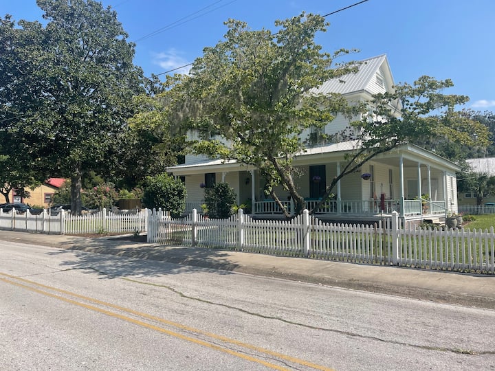 Beautiful Home In Town - Lake City, FL