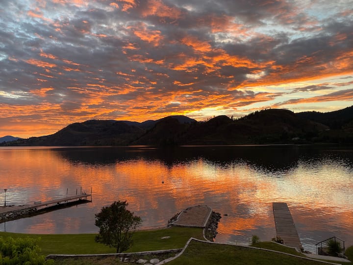 Skaha Lakefront Bnb | King Size Bedroom - Okanagan Falls