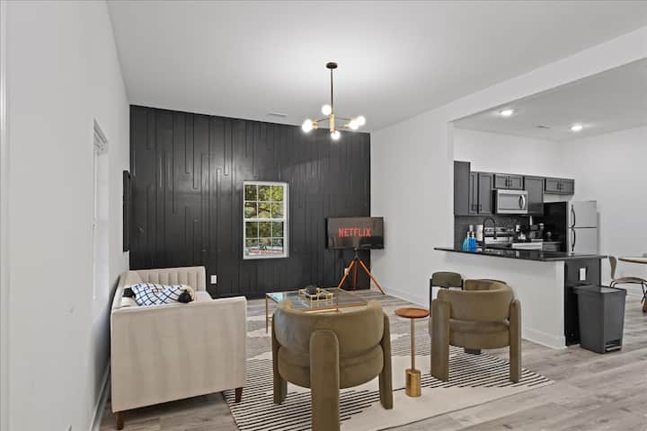 Midnight Modern: 7 Minutes To Downtown - Durham, NC