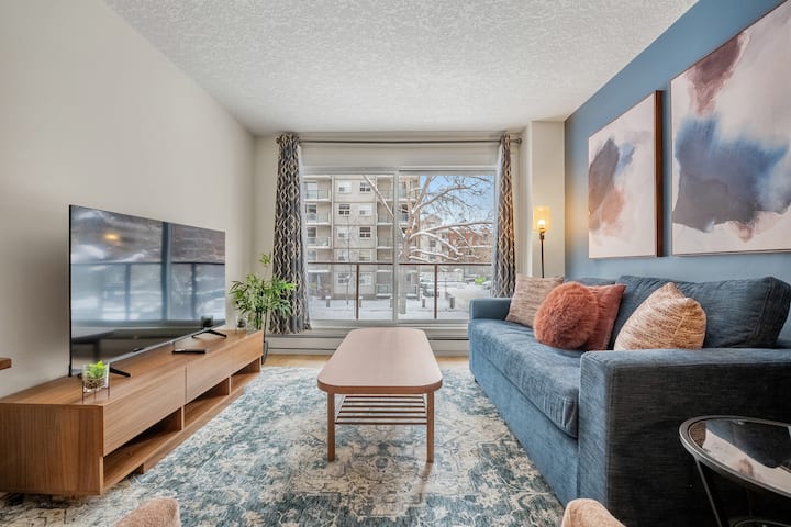 Stylish Downtown Getaway | Parking & Gym! - Calgary