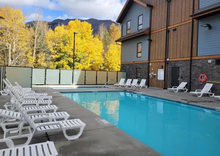 The Emerald Mountain Getaway - Canmore