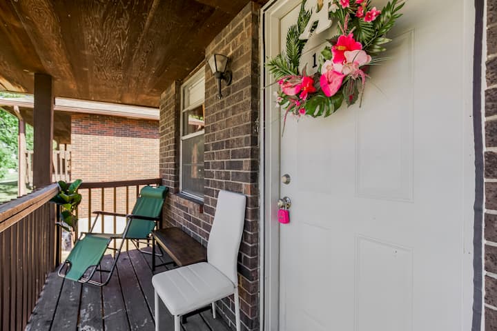 Charming 2b1b Apt Near Downtown Kc - Independence, MO